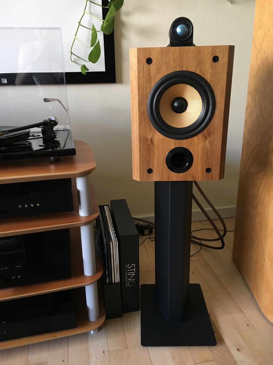 B&W Matrix 805 on stand - FLOYD Interactive